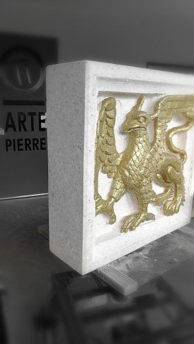 Réalisation d'un blason en pierre - Arte Pierre